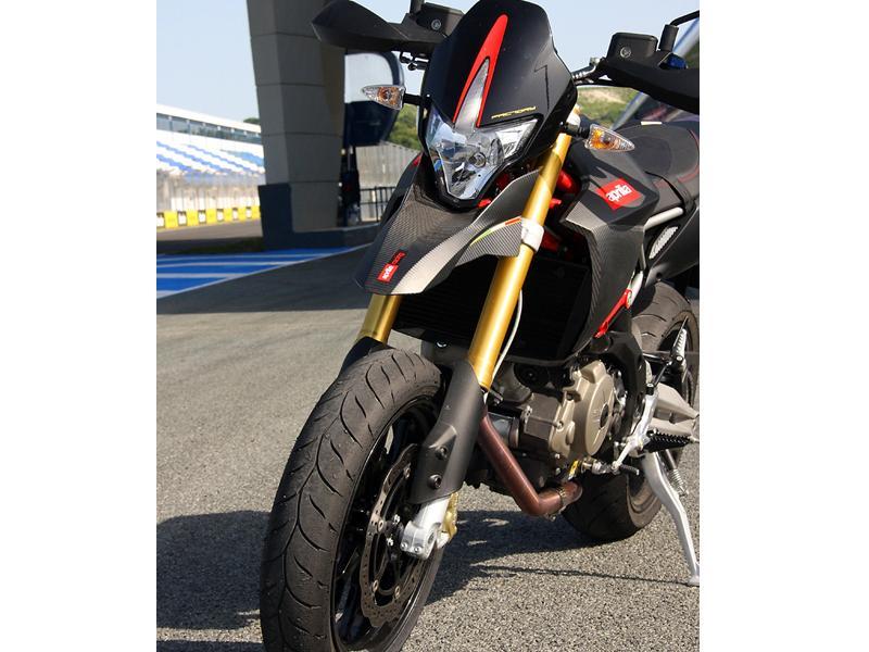 Aprilia Dorsoduro 750 Factory: La mamba negra | Noticias motos.net