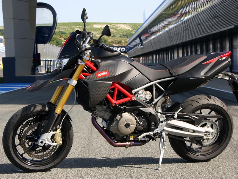 Aprilia Dorsoduro 750 Factory: La mamba negra | Noticias motos.net
