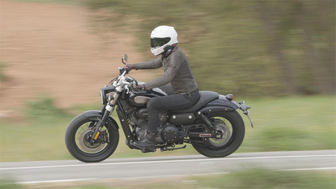 La Keeway V-Cruise 125 2022 monta un motor de dos cilindros dispuestos ...