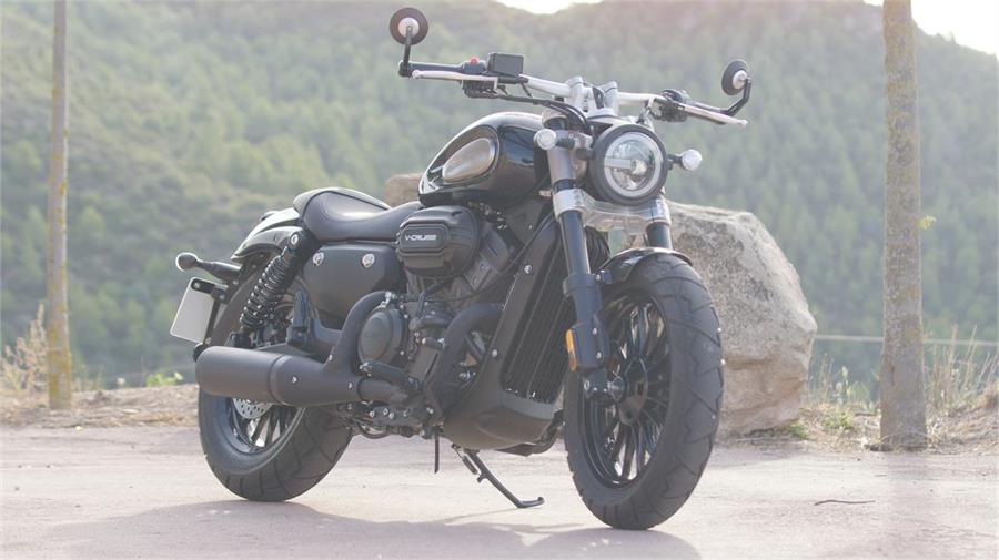 La Keeway V-Cruise 125 2022 monta un motor de dos cilindros dispuestos ...
