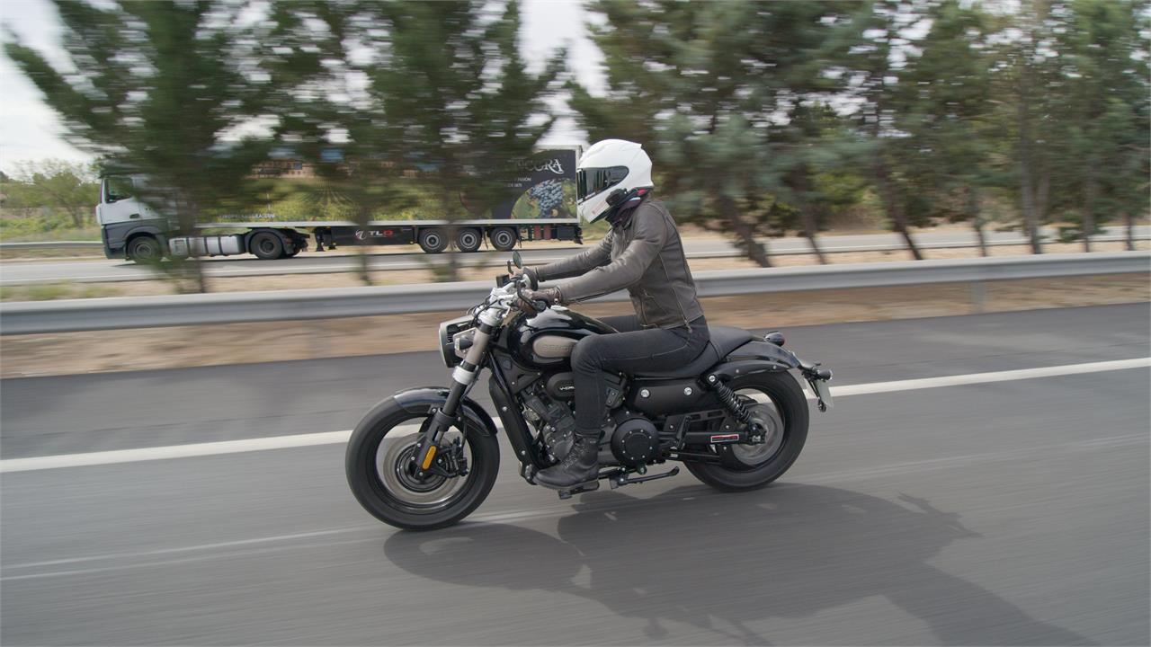 La Keeway V-Cruise 125 2022 monta un motor de dos cilindros dispuestos ...