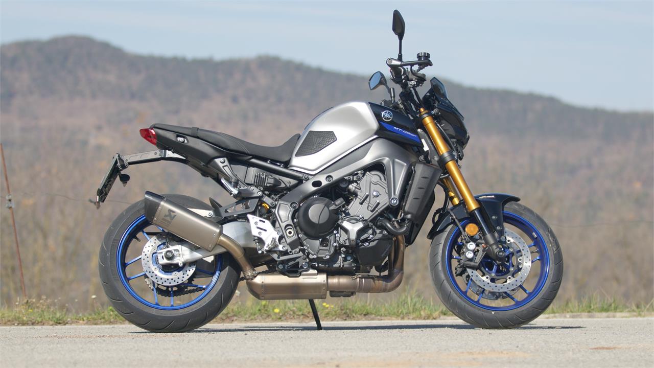 La Ducati Monster SP y la Yamaha MT-09 SP son dos naked de alta gama con características que ...