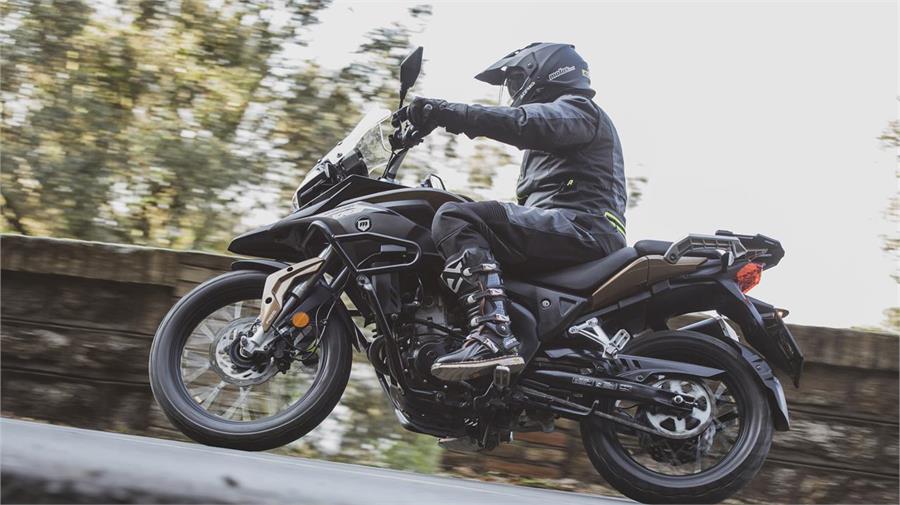 Trails económicas: Macbor Montana XR3 vs Royal Enfield Himalayan ...