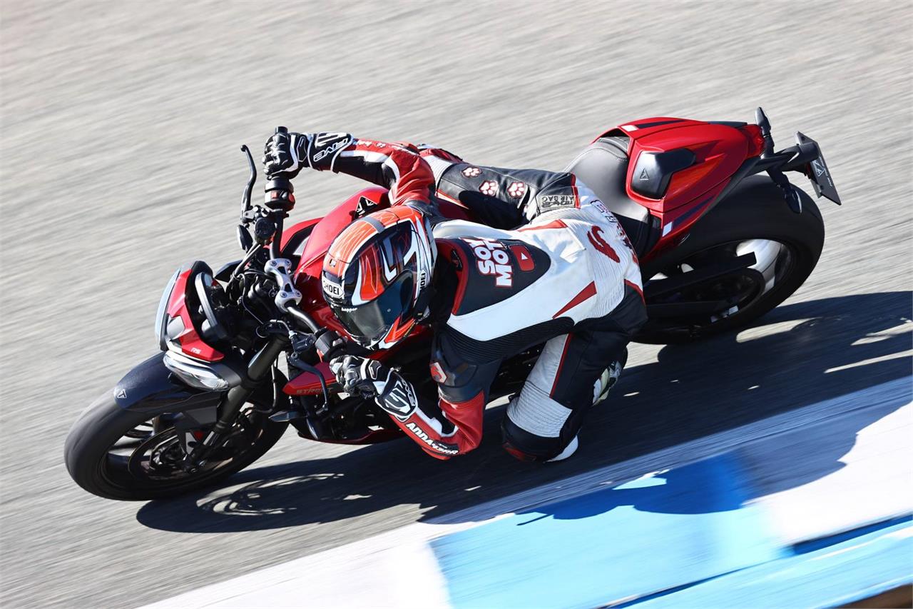 a simple vista, la versión R y la RS de esta Street Triple, parecen la ...