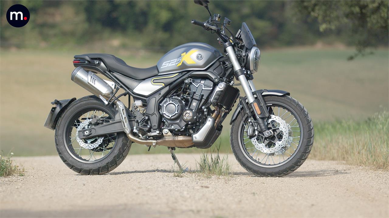 Estamos ante una moto dócil, fácil de conducir, elegante y suficiente ...